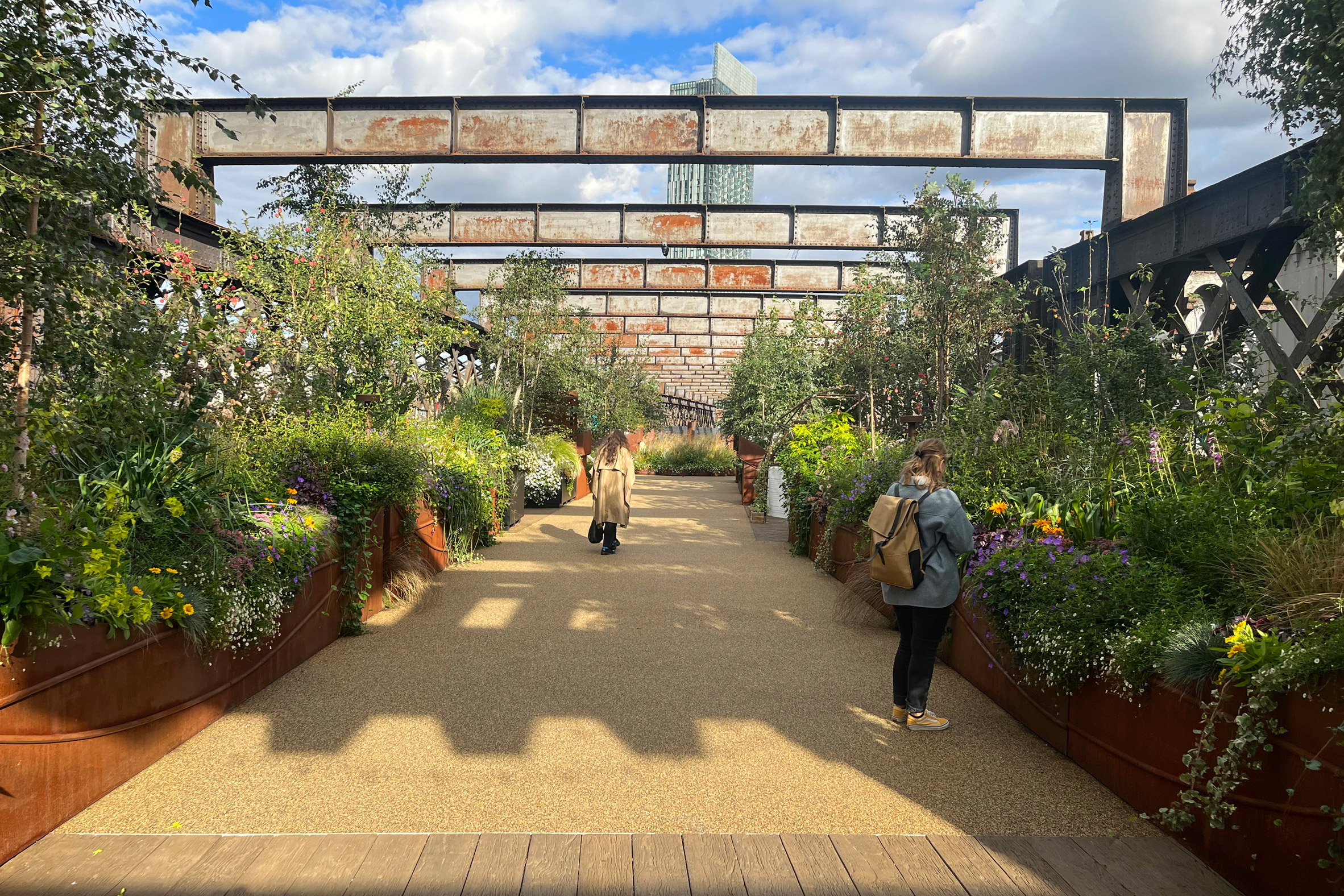 Manchester'daki Demiryolu Viyadüğü Doğrusal Parka Dönüştü - Arkitera