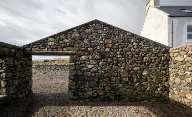 Ahır Kalıntılarından Yükselen Konut: Mannal House - Arkitera