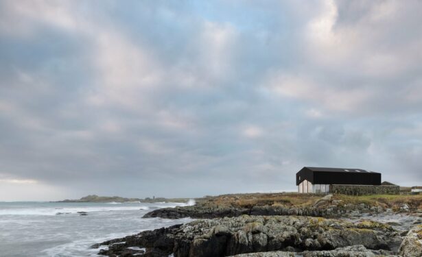 Ahır Kalıntılarından Yükselen Konut: Mannal House - Arkitera