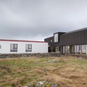 Ahır Kalıntılarından Yükselen Konut: Mannal House - Arkitera