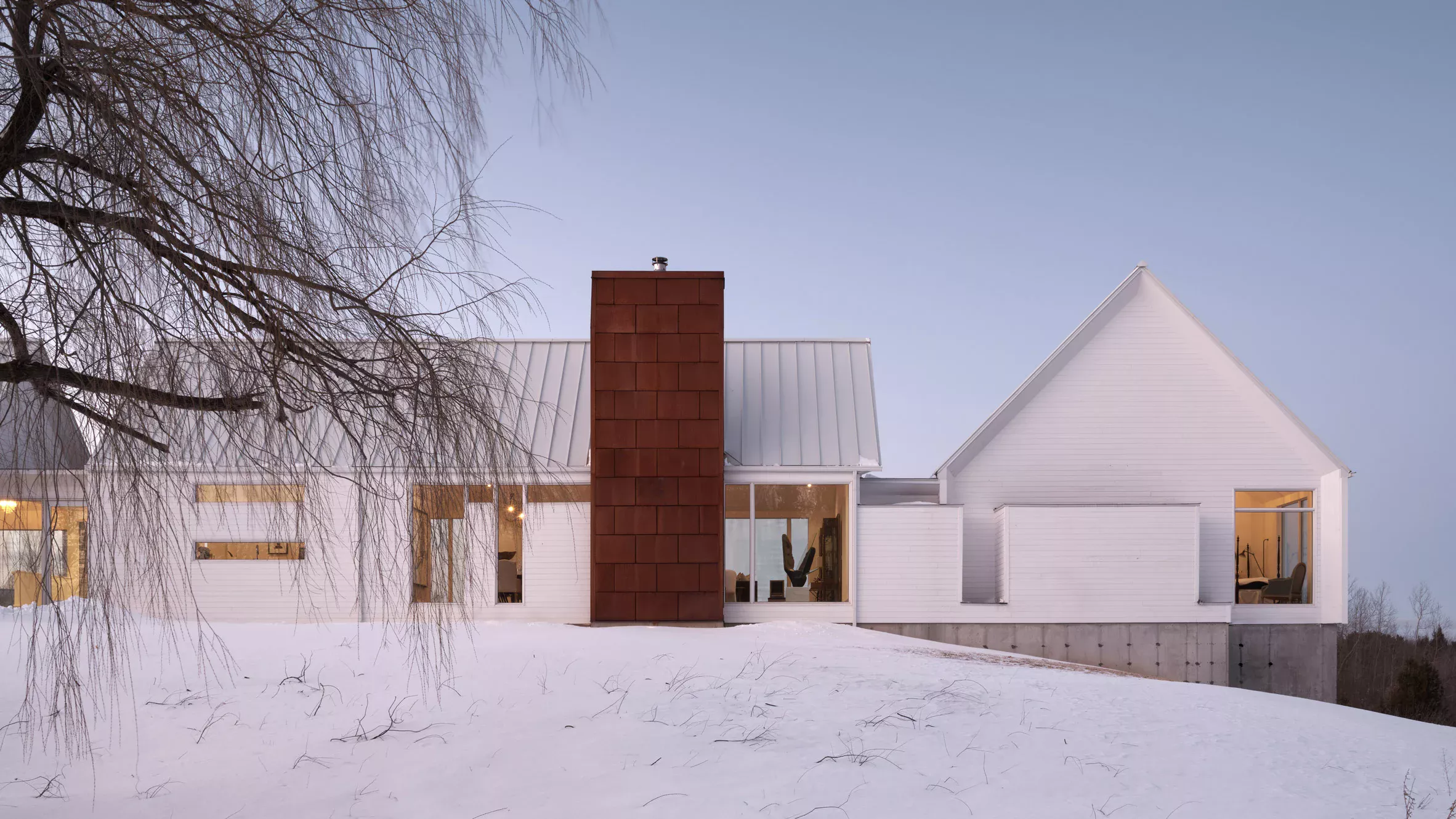 Ontario Kırsalında Beyaz ve Corten Çelik Uyumuyla Tasarlanmış Bir Ev ...