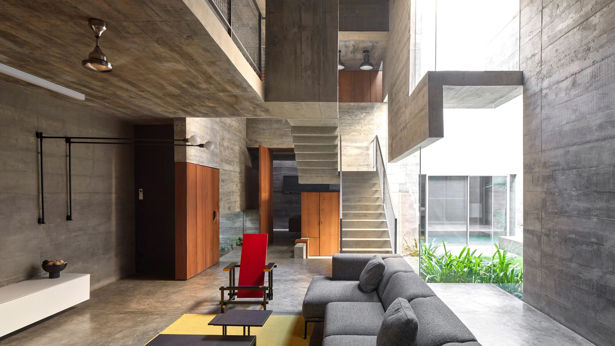 Hindistan’da Avluların Etrafında Şekillenen Bir Beton Ev - Arkitera