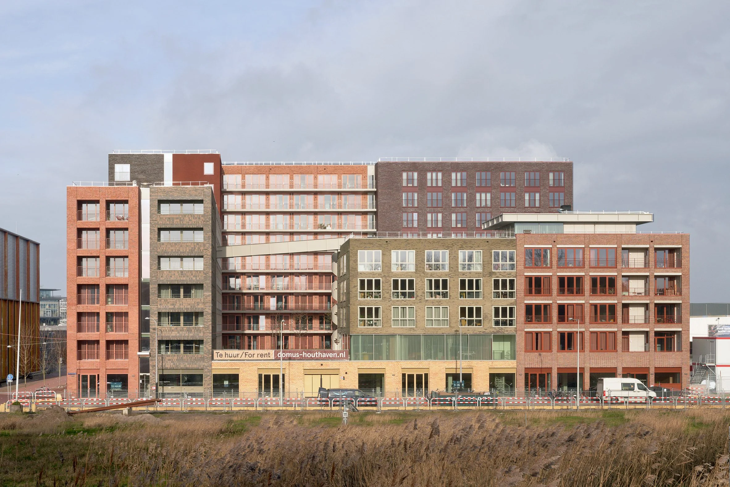 Amsterdam’da Renkli ve Eğlenceli Detaylarla Tasarlanmış Bir Konut Kompleksi - Arkitera