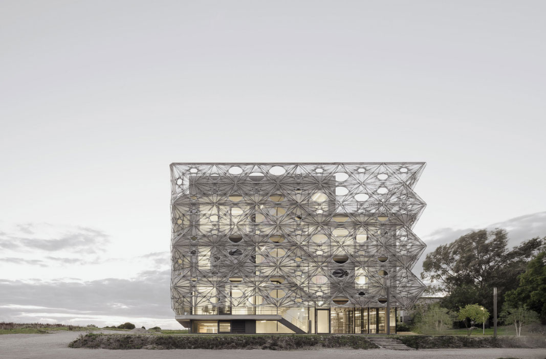 Karbon Fiber Lifler Kullanılarak Dokunan Cephe: Texoversum - Arkitera