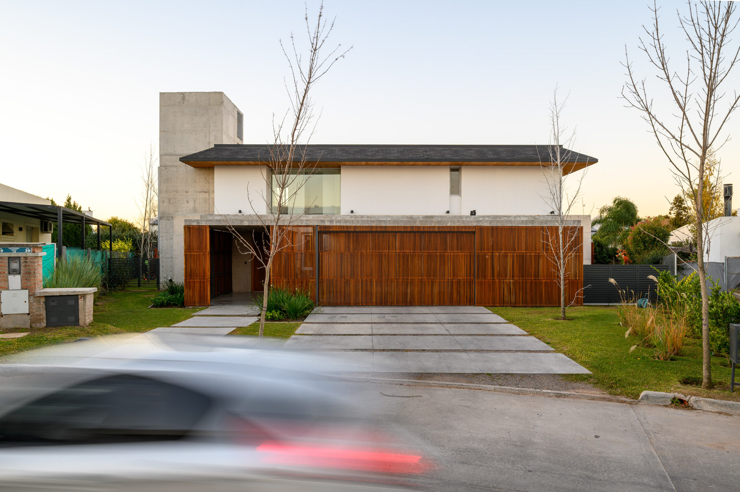Timeless Wood-Concrete Blend: Los Cerezos House - Arkitera