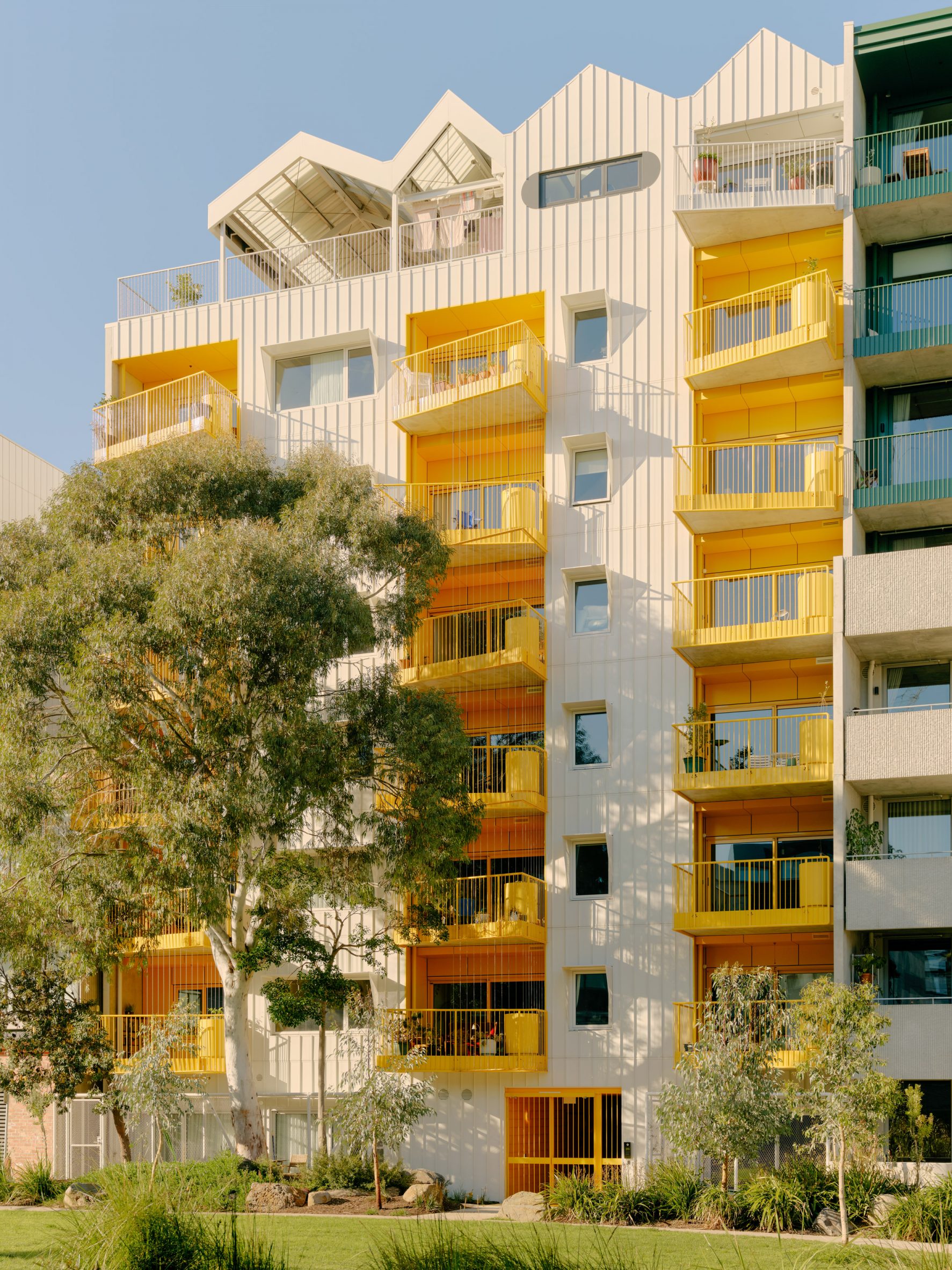 Parlak Sarı Balkonlu Apartman - Arkitera