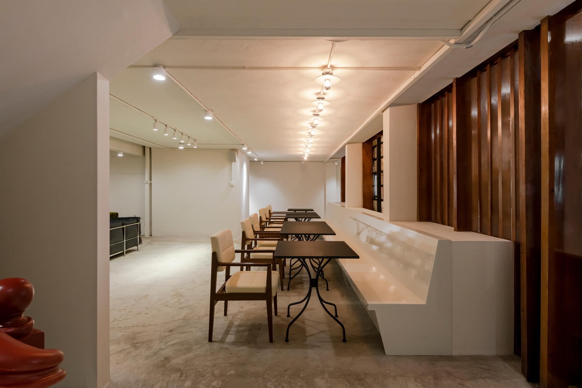 Ms. Elliot at Hock Bee - JUJURWORK - Arkitera