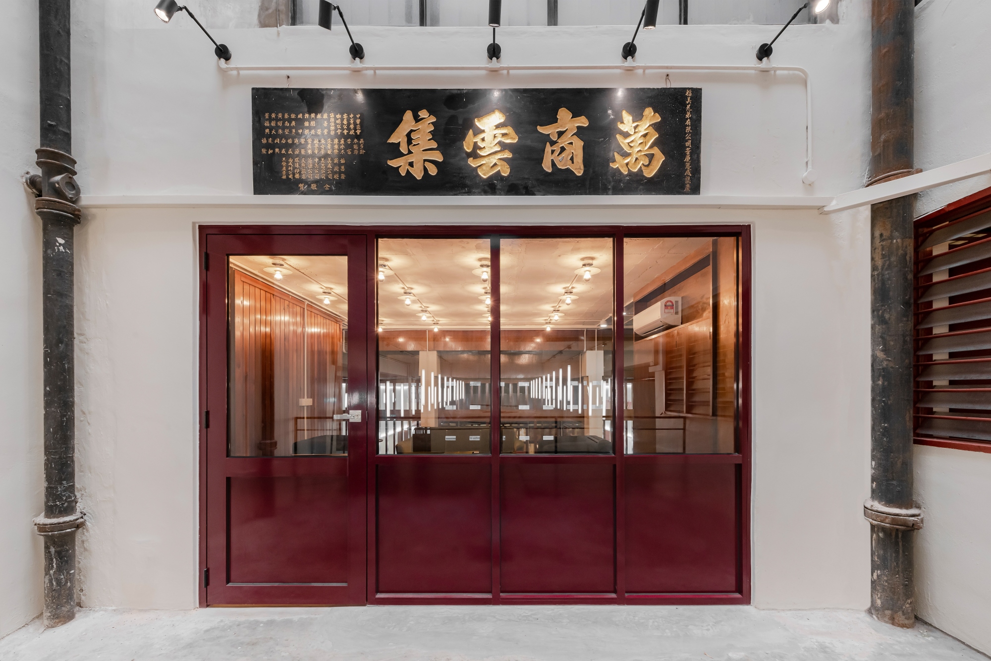 Ms. Elliot at Hock Bee - JUJURWORK - Arkitera