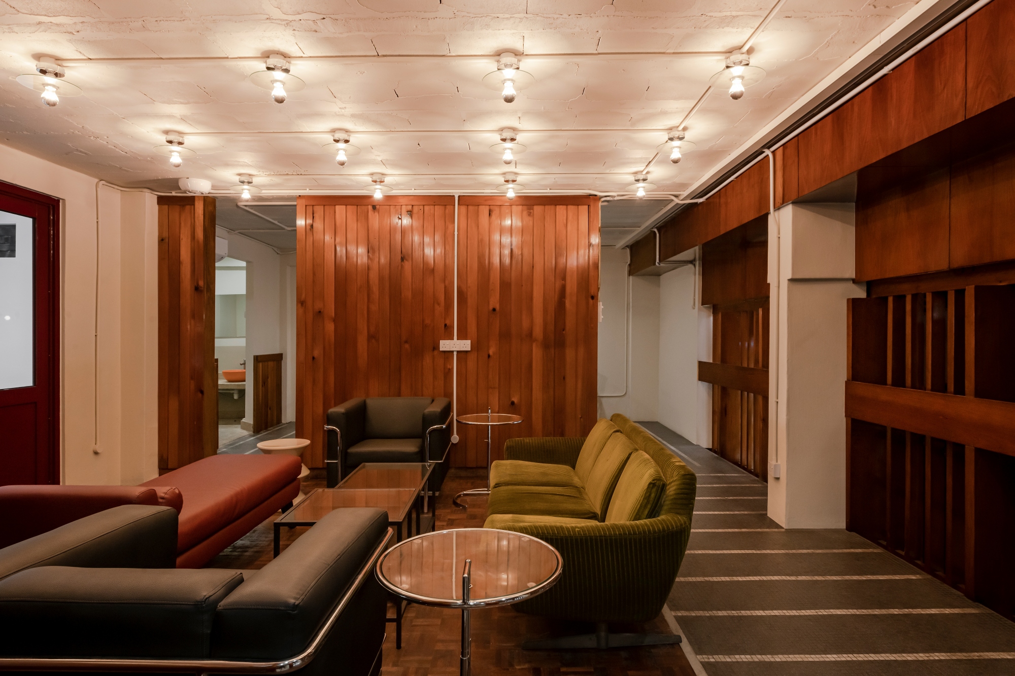 Ms. Elliot at Hock Bee - JUJURWORK - Arkitera