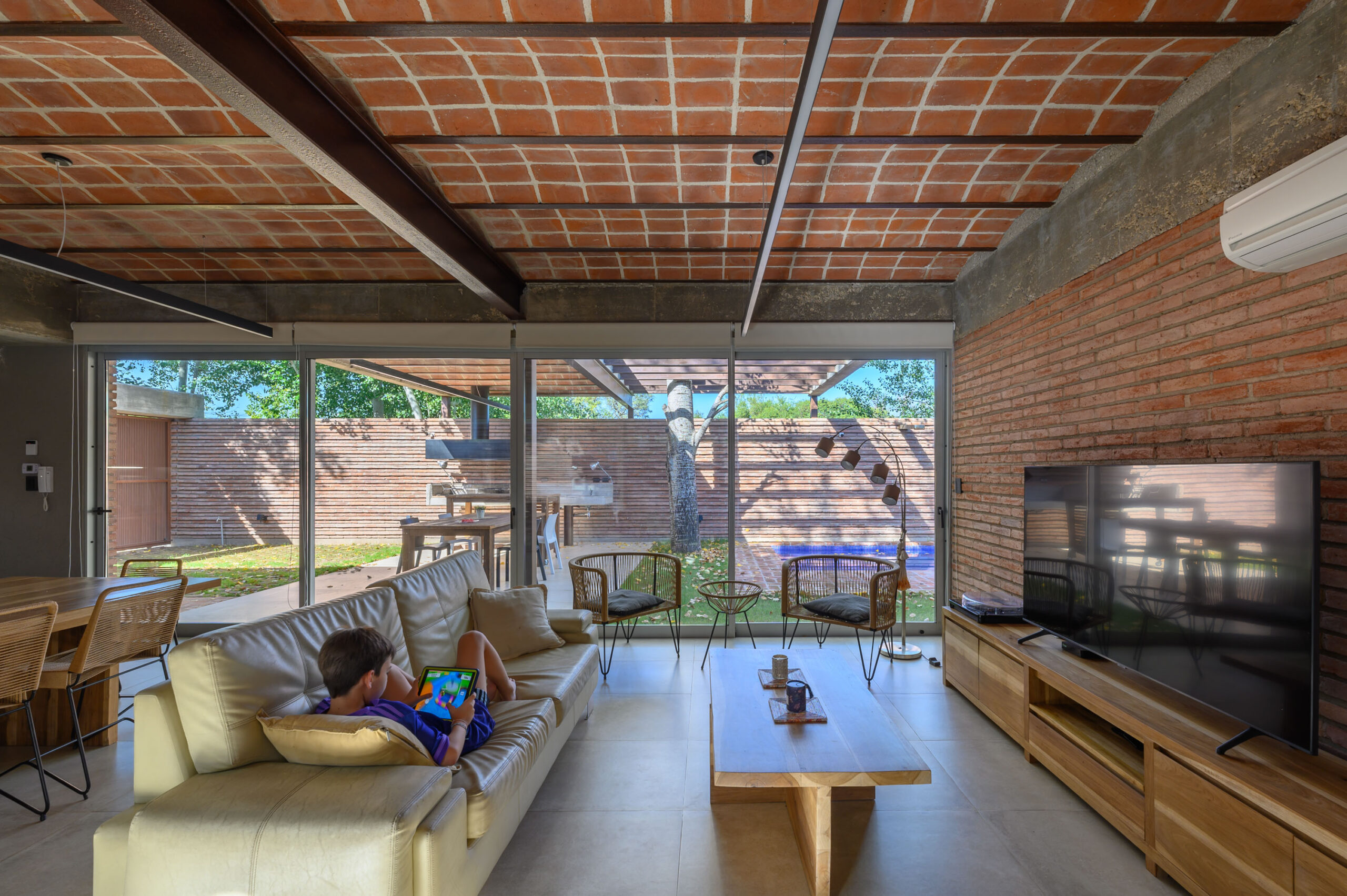 A Brick-Wrapped Haven in Cordoba: PB House - Arkitera