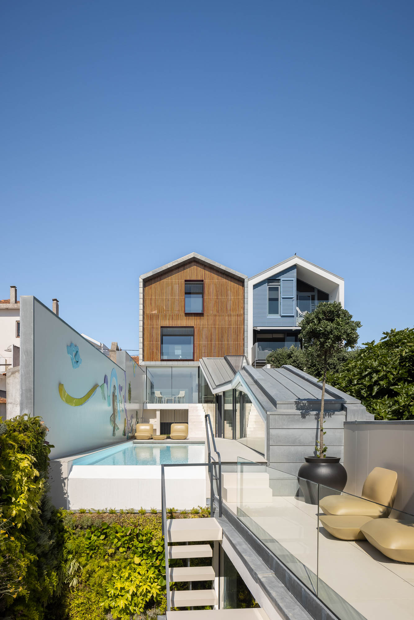 Referencing Portugal's Old Haystacks: Costa Nova House - Arkitera