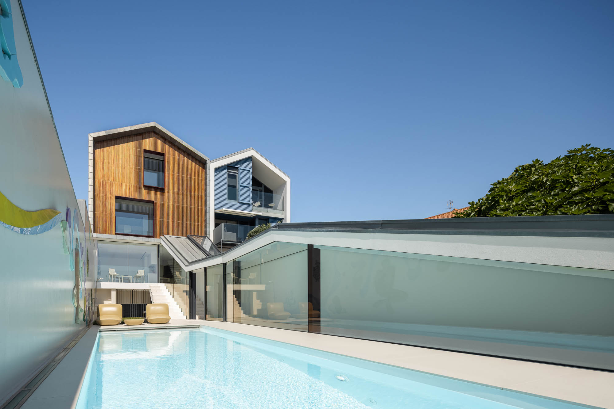 Referencing Portugal's Old Haystacks: Costa Nova House - Arkitera