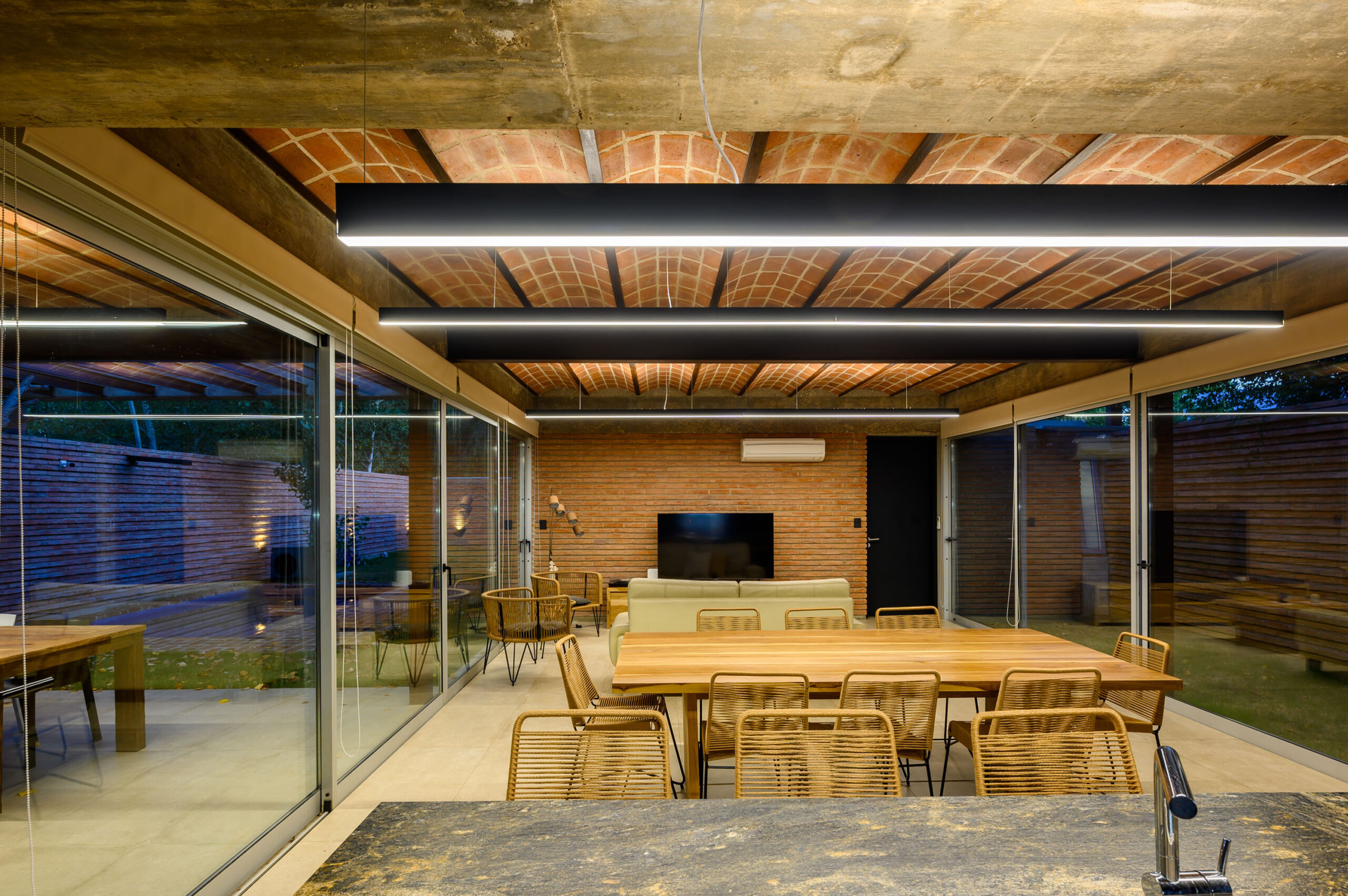 A Brick-Wrapped Haven in Cordoba: PB House - Arkitera