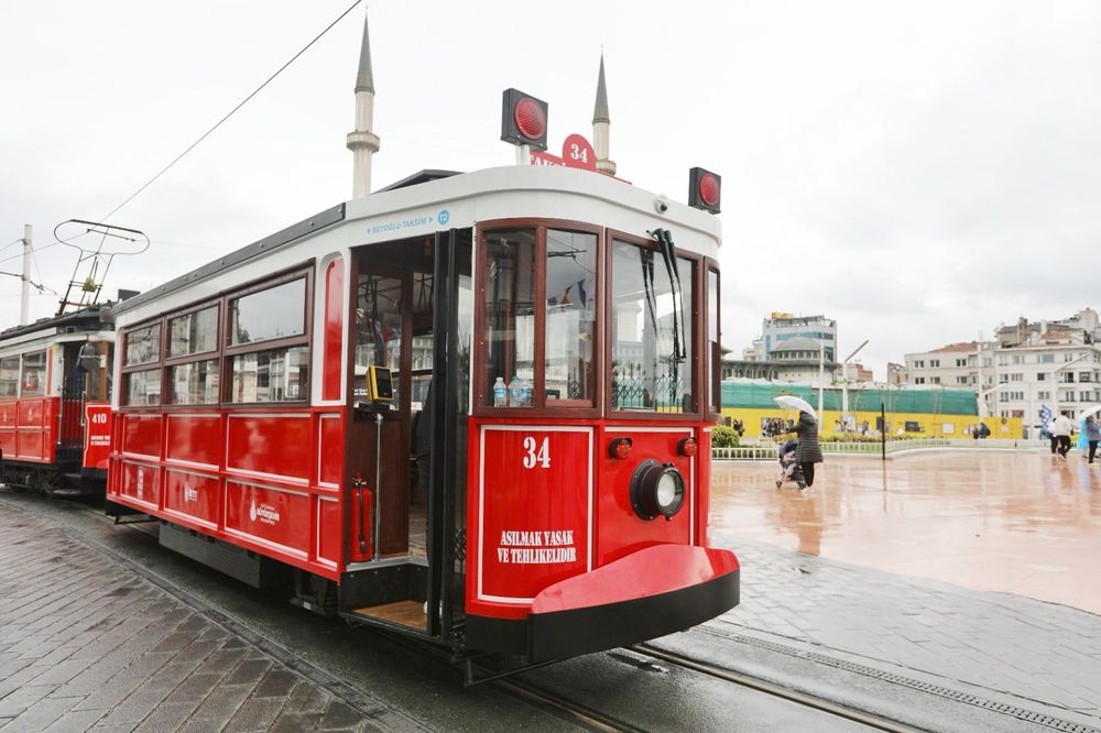İstiklal Caddesi'ne Bataryalı Tramvay Geliyor - Arkitera