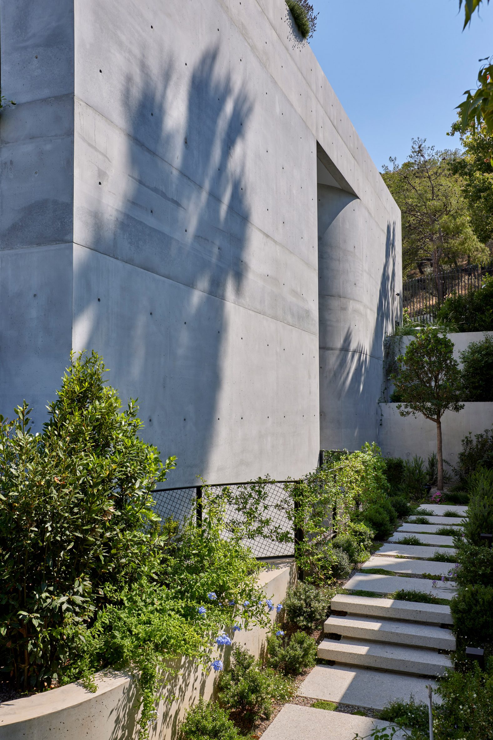 Vaha Benzeri Bahçedeki Monolitik Konut: Art House - Arkitera