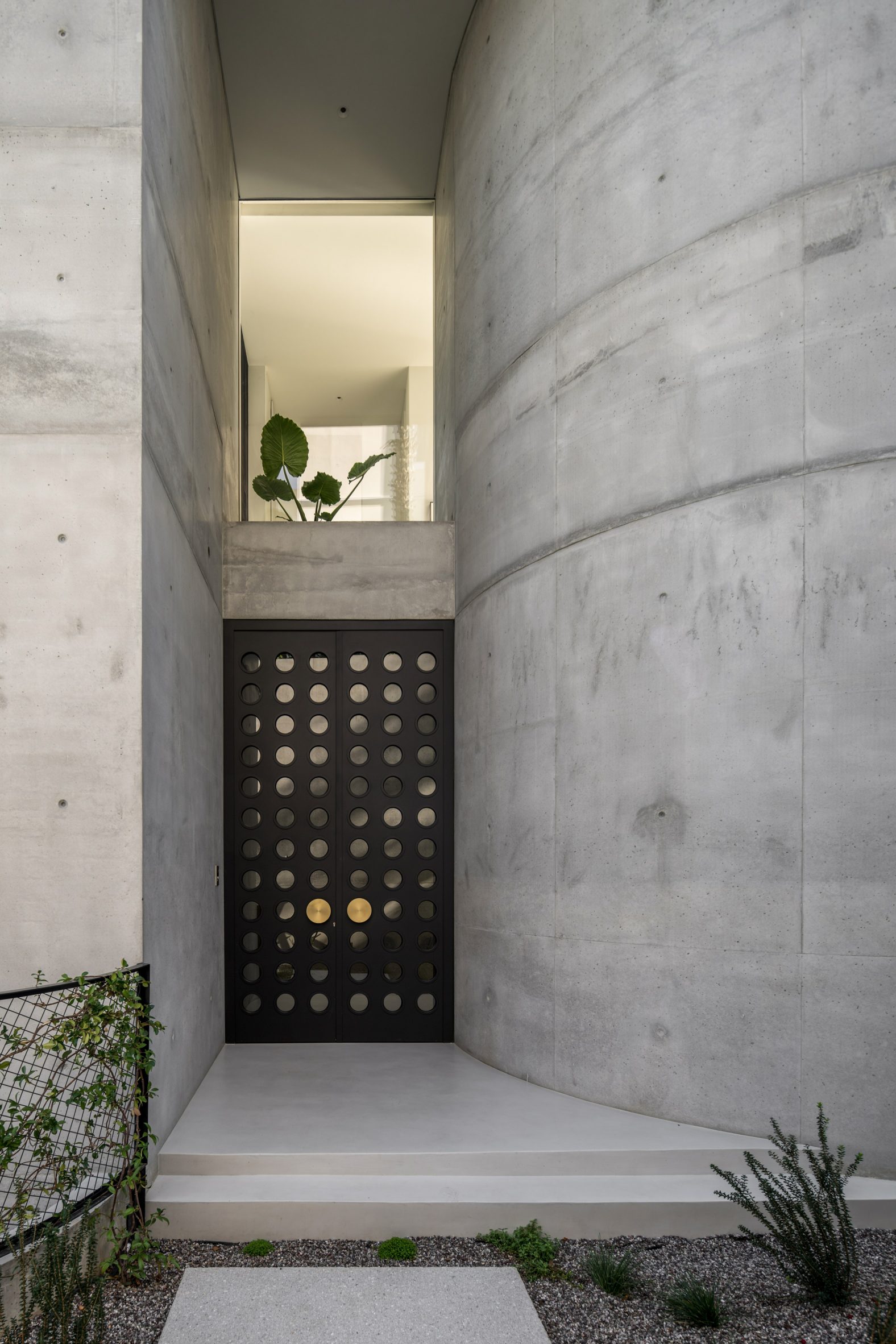 Vaha Benzeri Bahçedeki Monolitik Konut: Art House - Arkitera