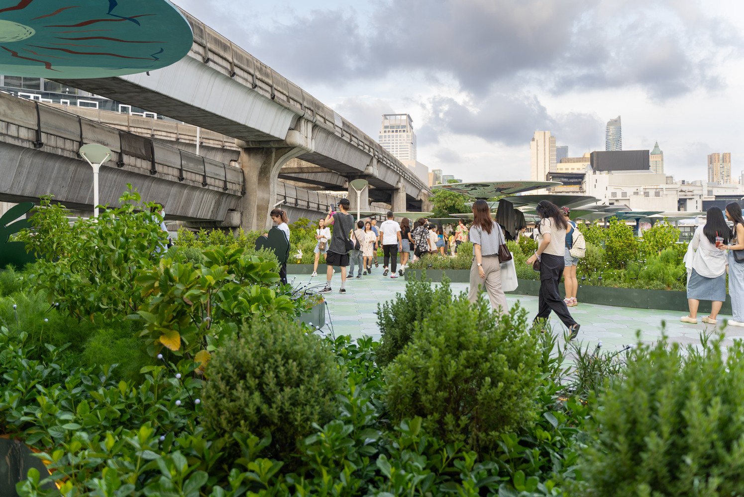 Kalabalık Bir Üst Geçitte Yeşil Alan Projesi: "Hop Park: Instantly ...