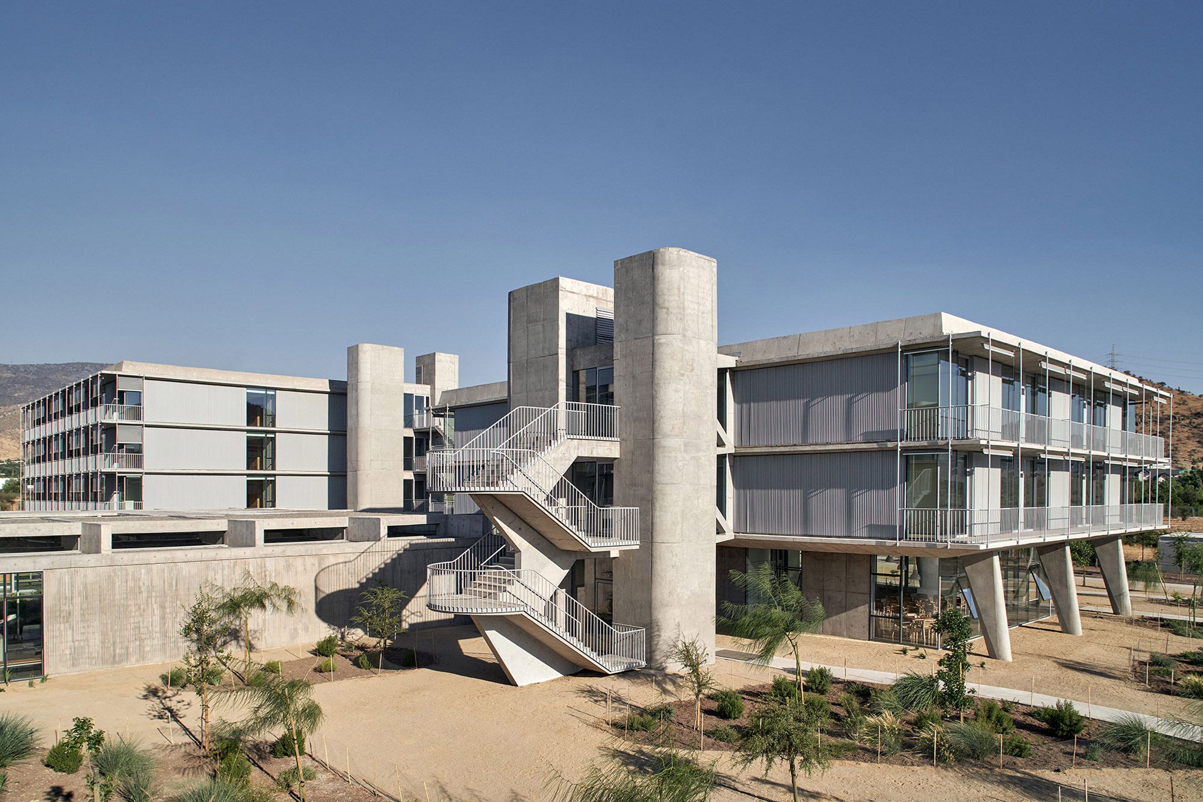 Max Núñez Arquitectos, Şili'de Beton Bir Bakım Evi Tasarladı - Arkitera
