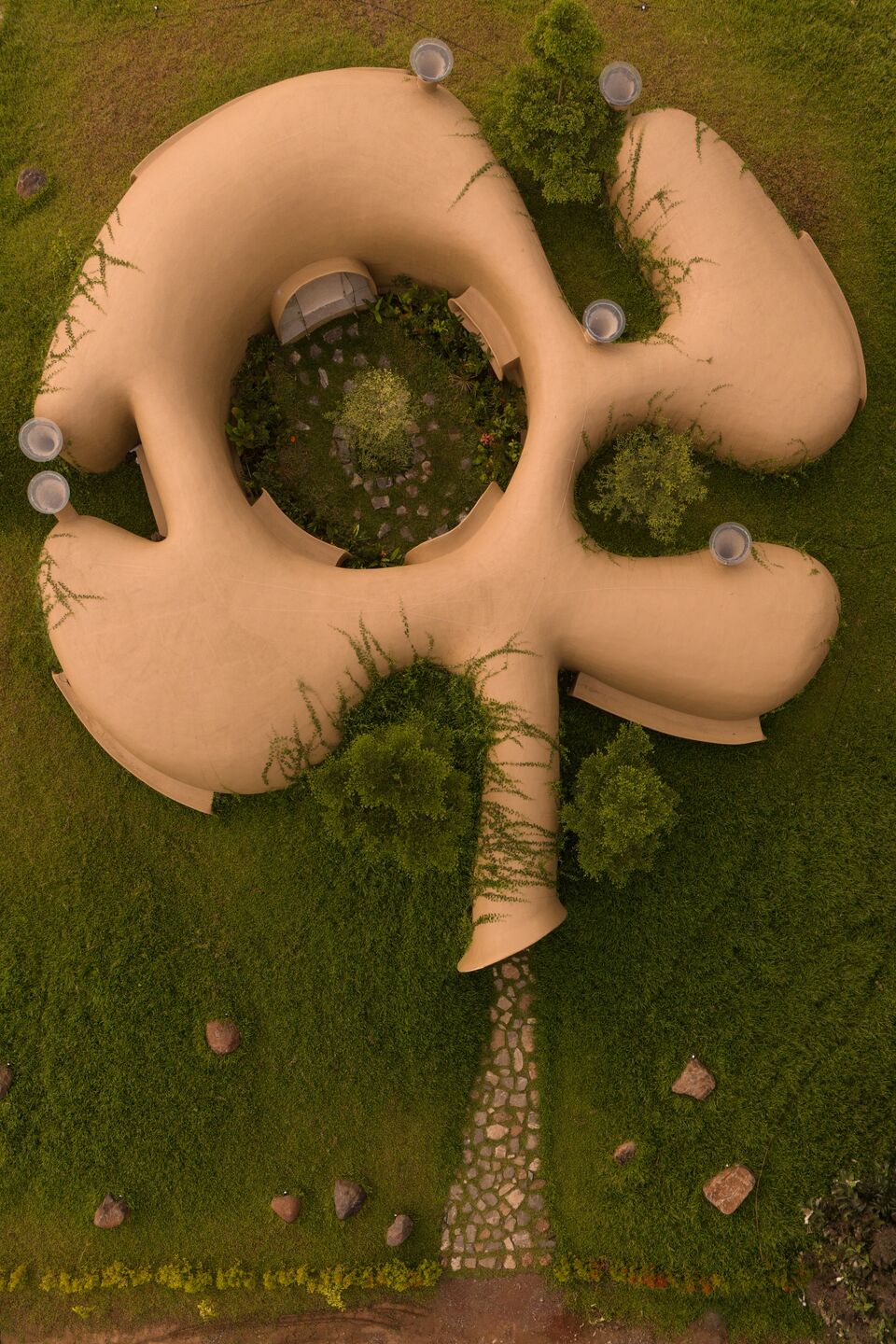 Akışkan Bir Formda Kıvrılan Çiftlik Evi: Into The Wild House - Arkitera