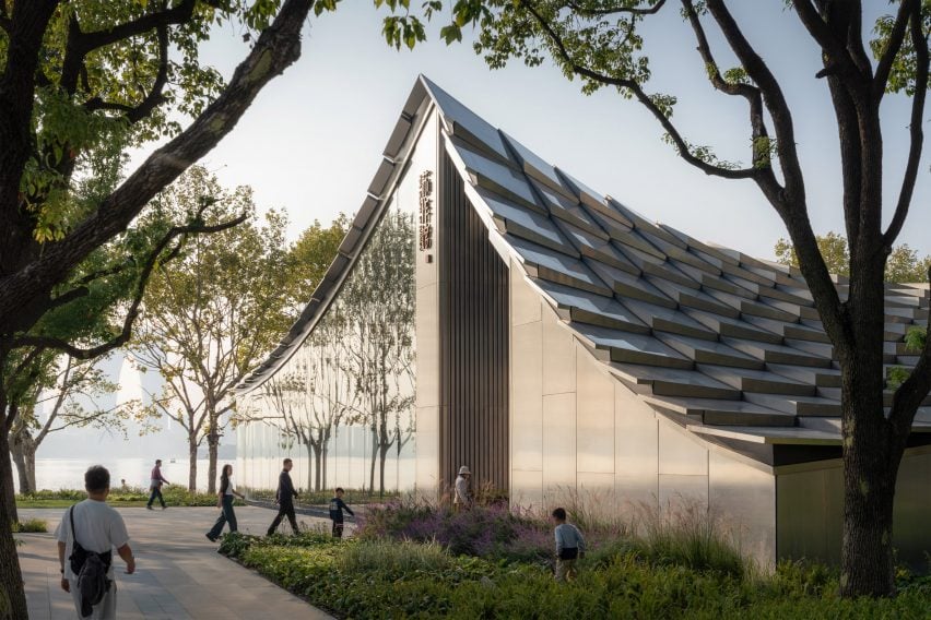 BIG, Çin'de Cam Kiremit Çatılı Ziyaretçi Merkezi Tasarladı - Arkitera